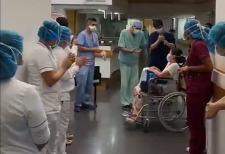 Entre aplausos despiden a una paciente en Cali que superó el coronavirus