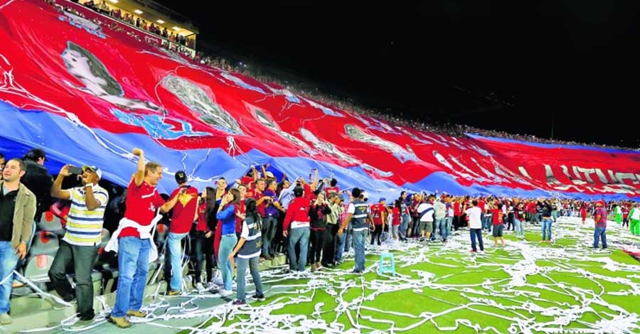 El día que la hinchada del DIM presentó “la bandera más Grande del Mundo”